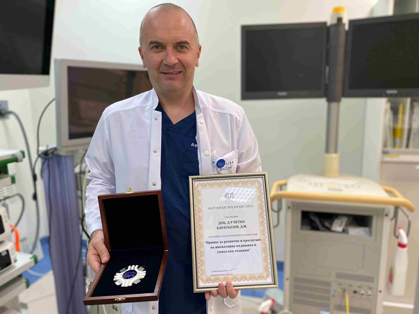 Доц д р Петко Карагьозов с награда от церемонията Лекар на годината 2022